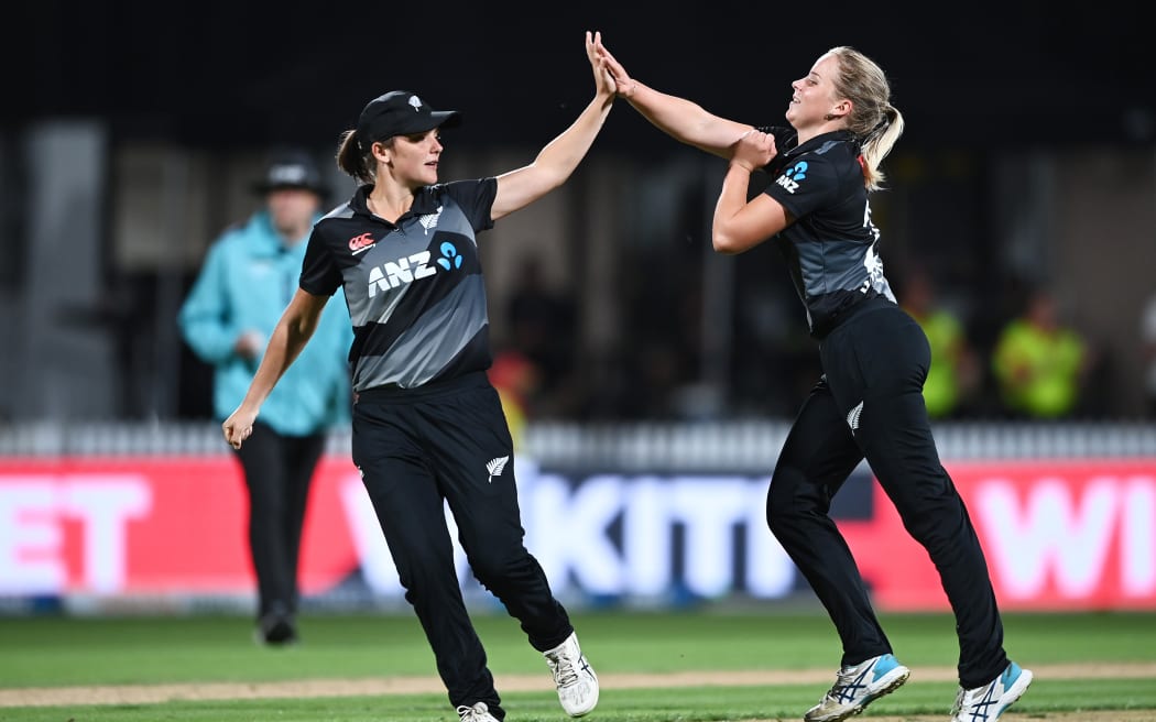 Lea Tahuhu retained in White Ferns squad | RNZ News
