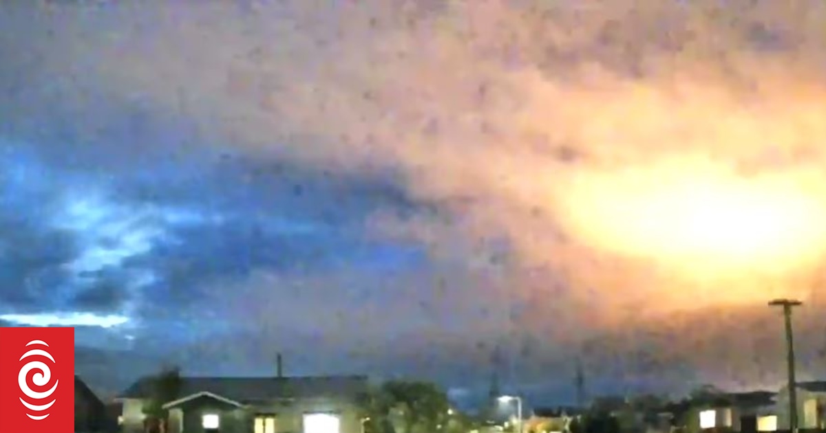 Feilding's morning mystery: 'An explosion in the sky' | RNZ News