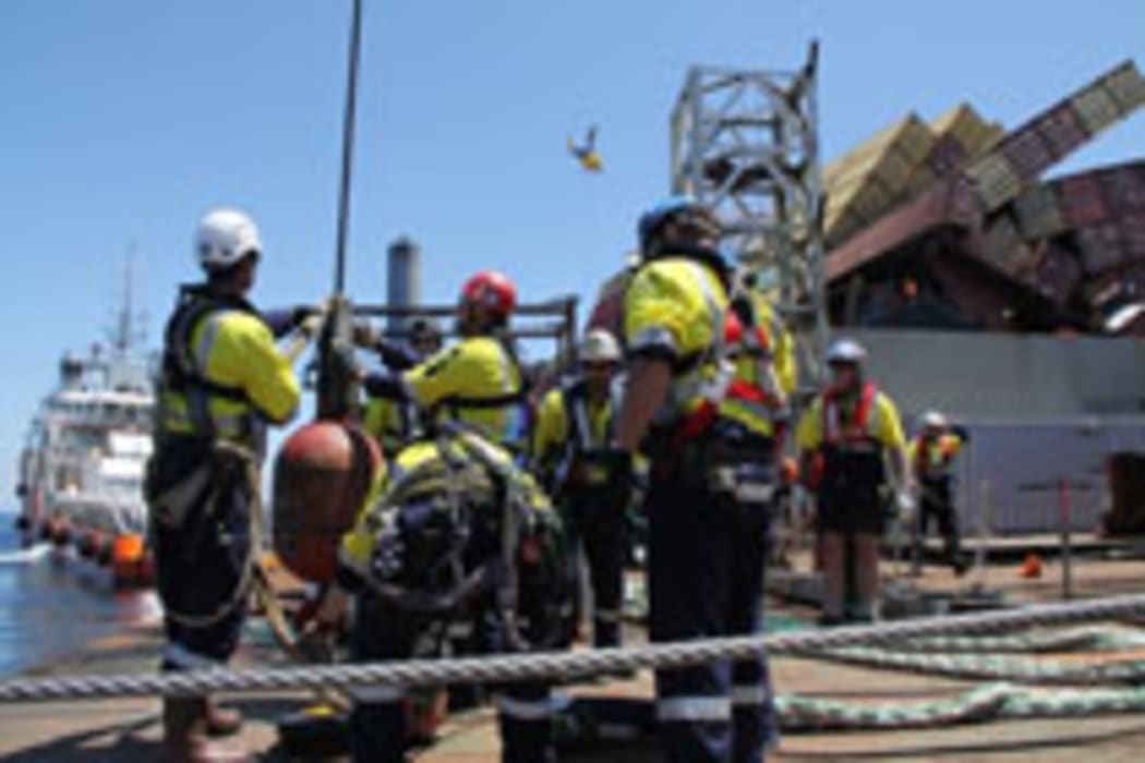 Dangerous conditions hold up unloading Rena's cargo | RNZ News