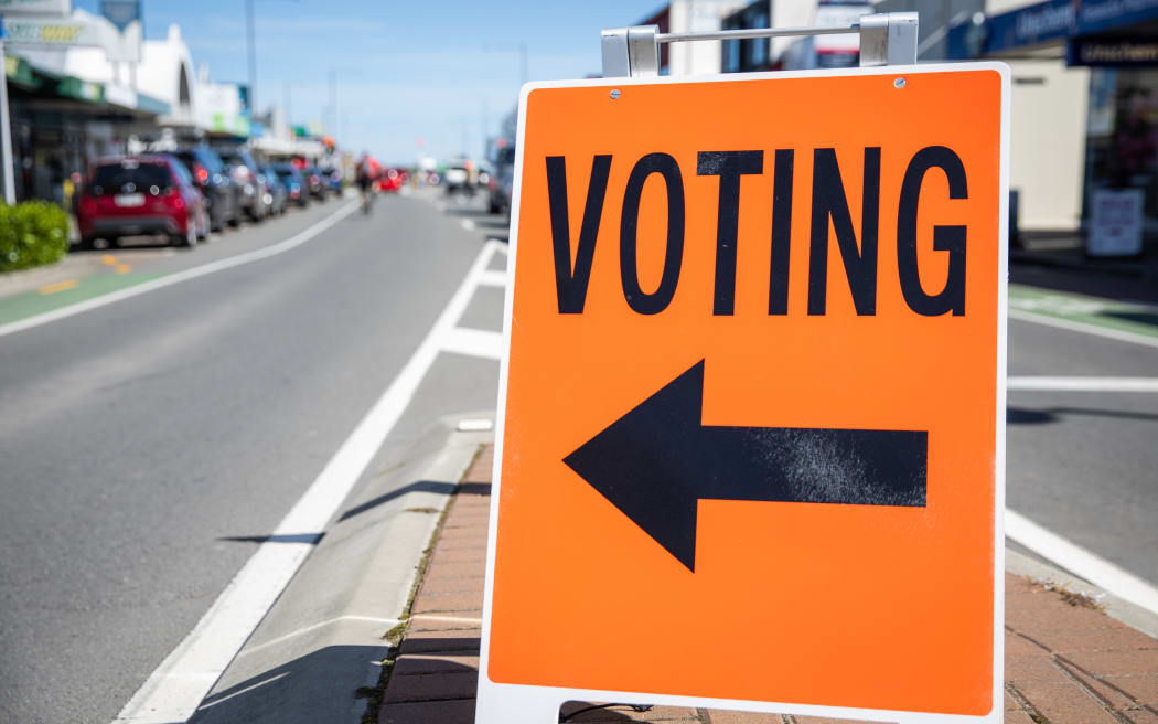 More than 2300 voting places open across the country | RNZ News