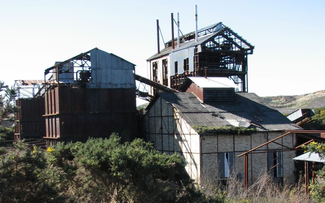 Fight over clean-up for derelict coal works | RNZ News