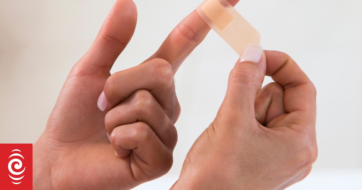 'Smart bandages' designed to show if a wound is getting infected | RNZ News