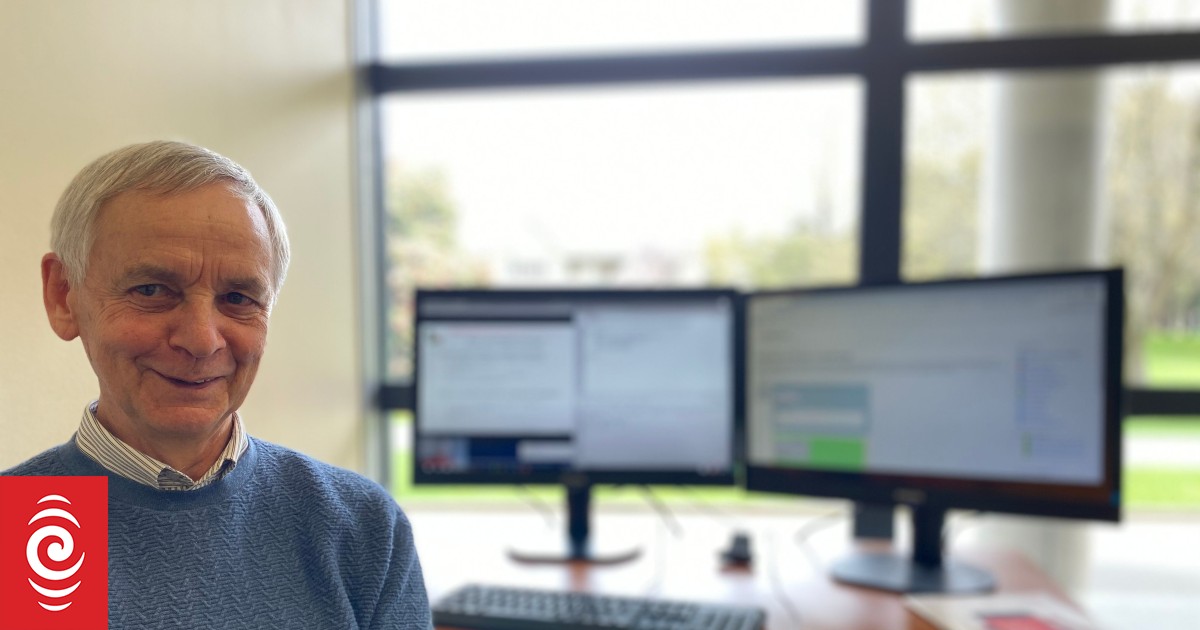 Computer lecturer wins national teaching award at 74 | RNZ