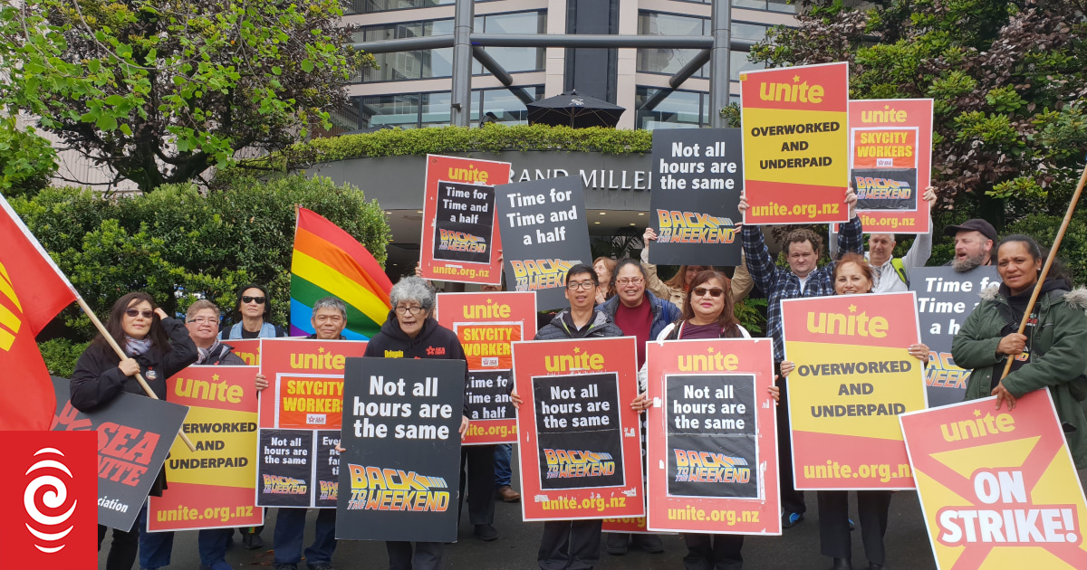 SkyCity workers picket over unsociable hours | RNZ News
