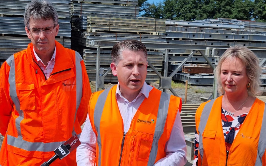 Six Bailey bridges to help reconnect isolated North Island communities | RNZ News