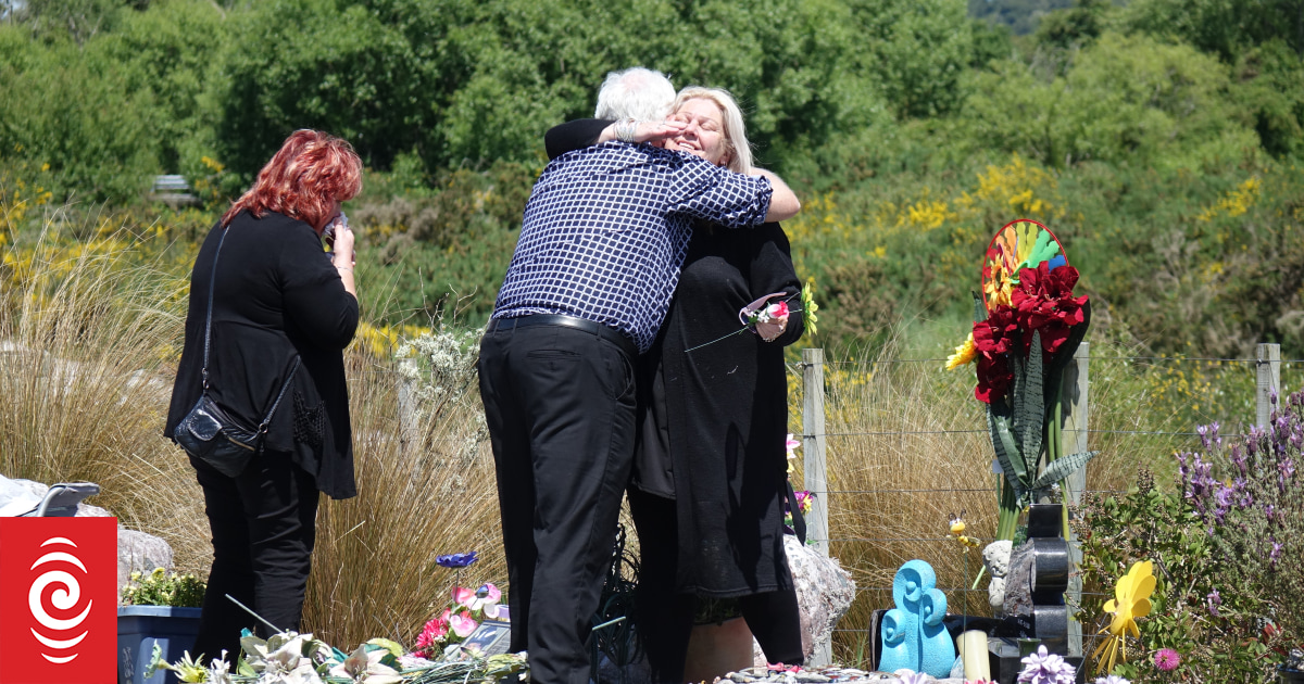 Deep emotion as families remember Pike River disaster | RNZ