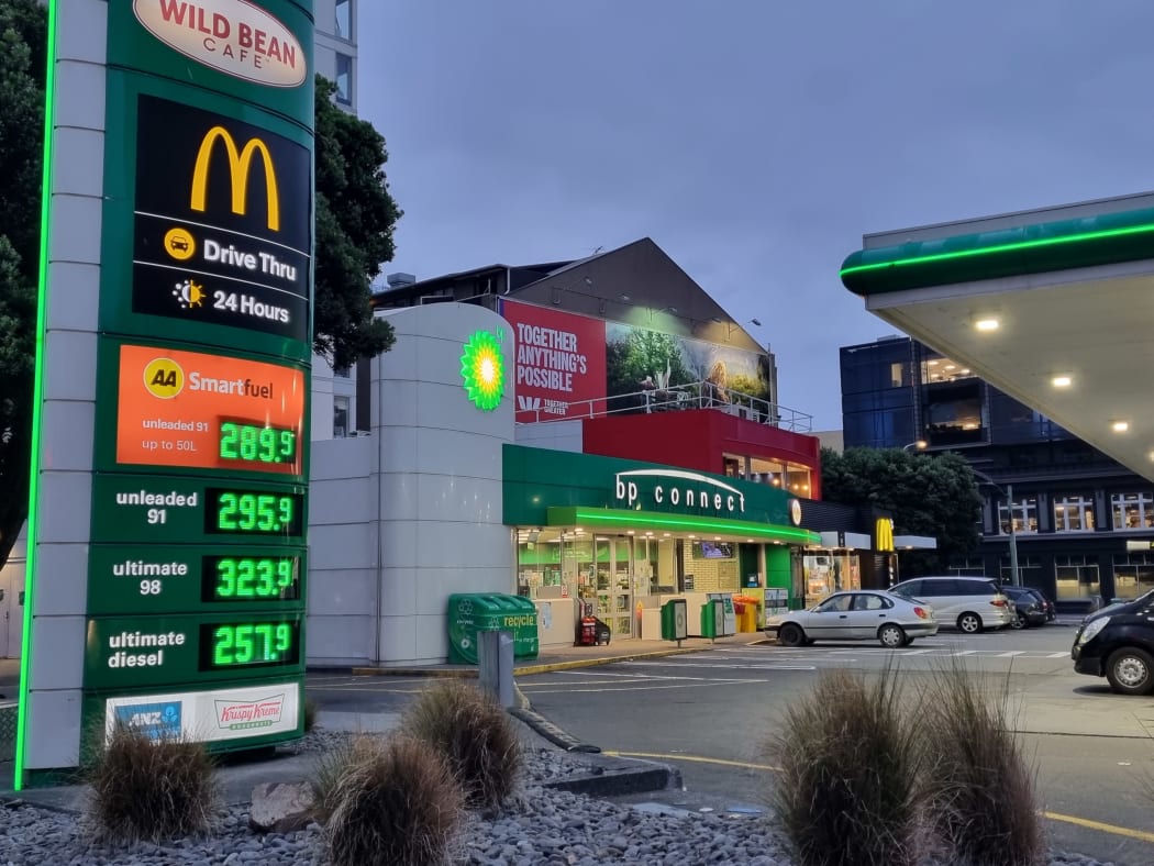 Petrol prices: New Zealanders react to temporary fuel tax cuts | RNZ News
