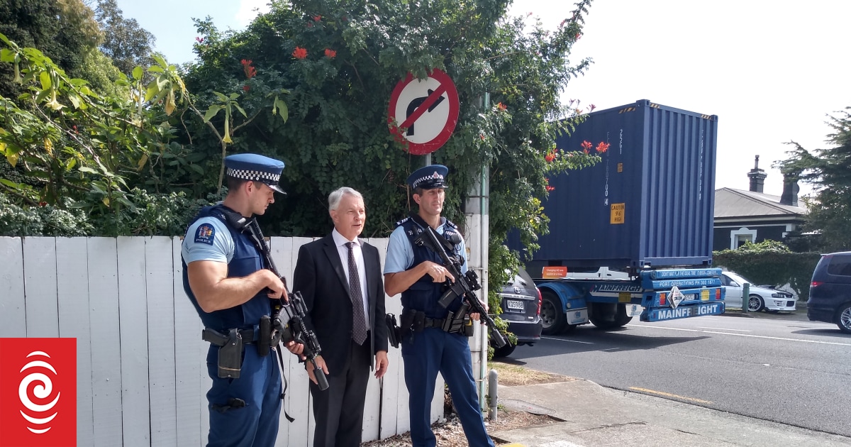 Auckland mayor calls for more police to combat gangs | RNZ