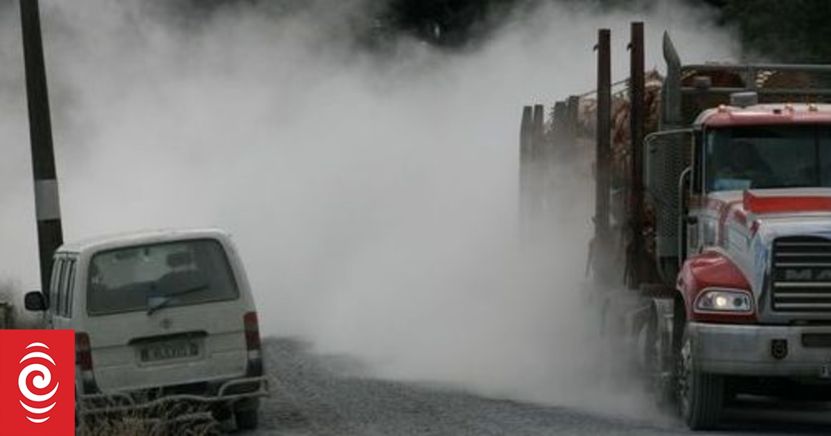 Minister invited to ride on dusty school roads | RNZ News