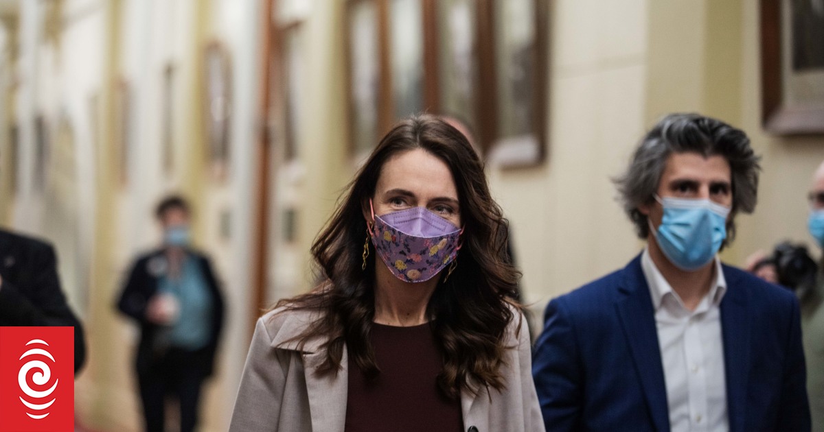 Covid-19: Ardern defends dropping mask rules | RNZ