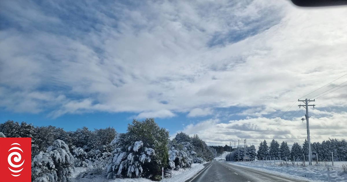Snow and ice cause excitement and diruption to Te Waipounamu | RNZ