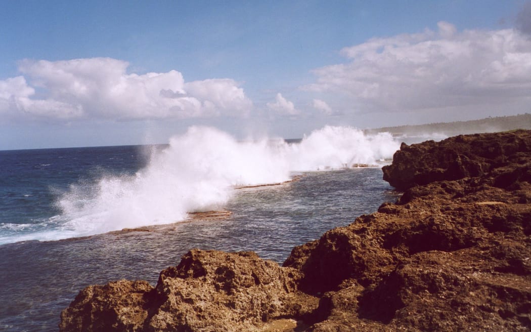Sea vent in Tonga creates 3km high steam plume | RNZ News