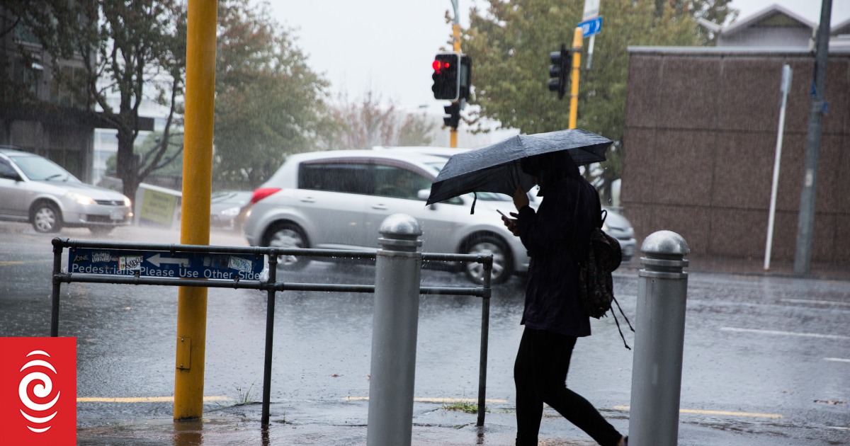 Cold, wet, windy weather moving south through the weekend | RNZ News