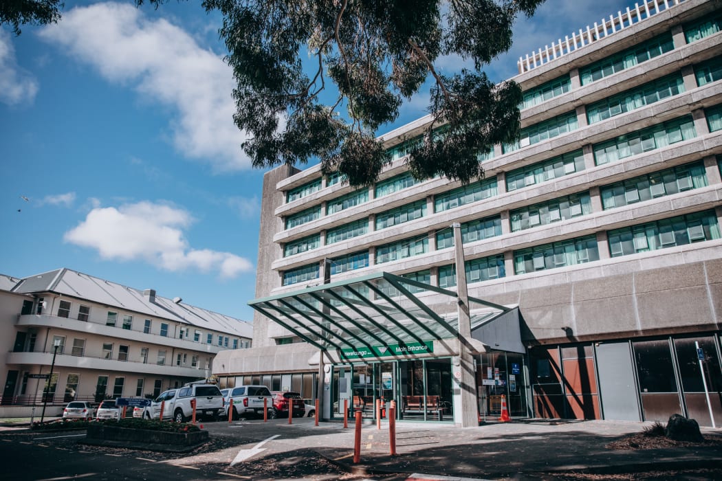 Hutt Hospital faces influx of Covid-19 patients amid staff shortages ...