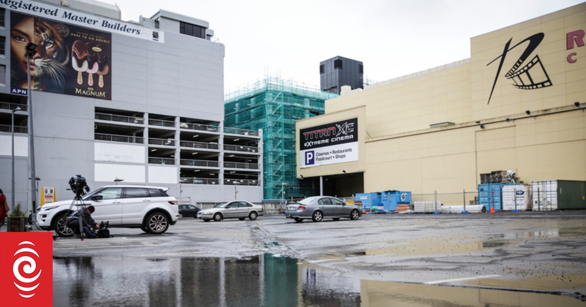 Offers roll in for quake-displaced photographer | RNZ News