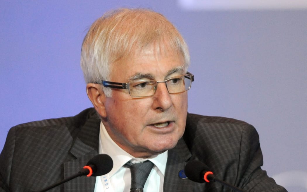 'Embarrassing' tree planting gaffe | RNZ News