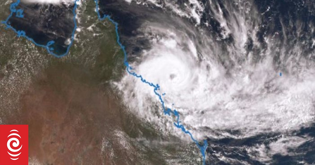 Cyclone Debbie brings wind 'like a freight train' | RNZ News