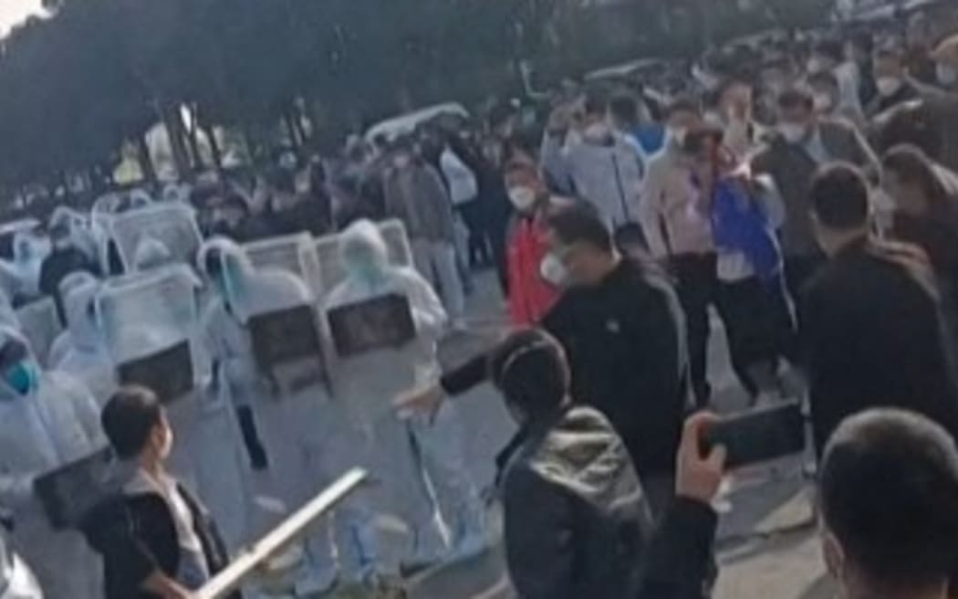 China Covid: Angry protests at giant iPhone factory in Zhengzhou | RNZ News