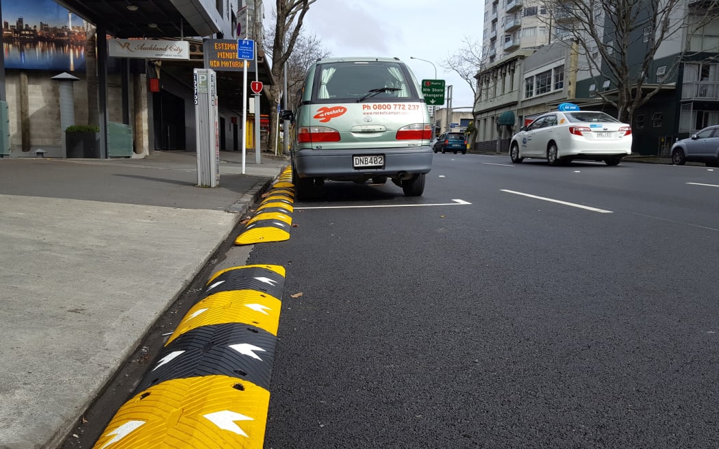 Double deckers need kerbside strips to avoid hazards | RNZ News