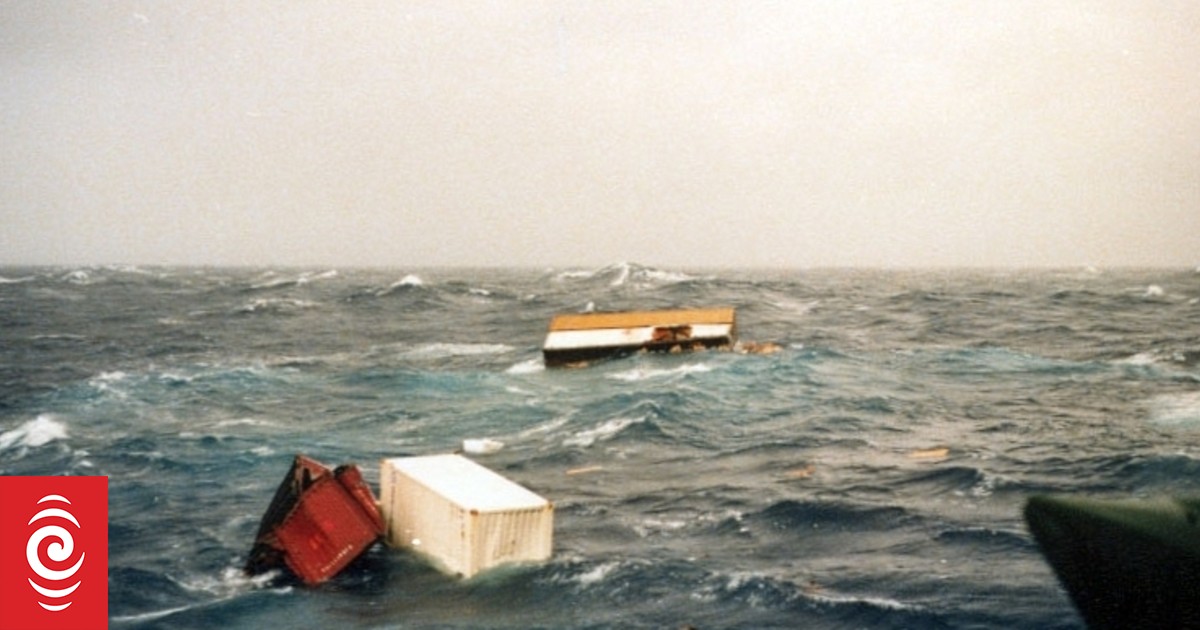 Why are more shipping containers falling overboard? | RNZ