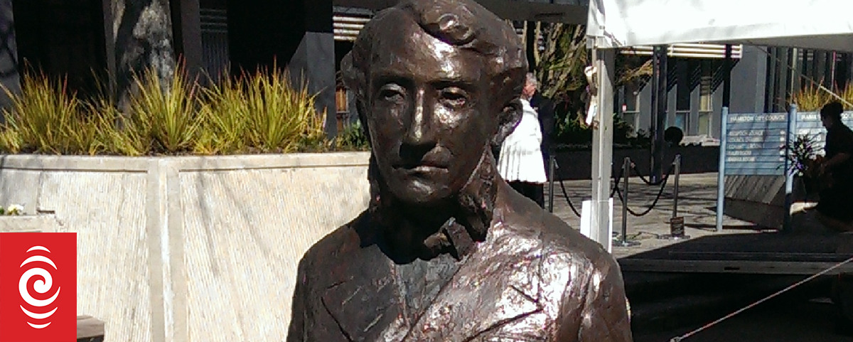 Captain John Charles Fane Hamilton statue defaces | RNZ