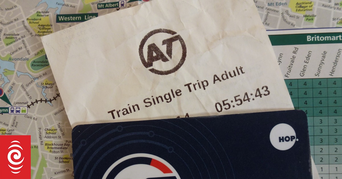 Thousands of Auckland bus cards reaching expiry date | RNZ