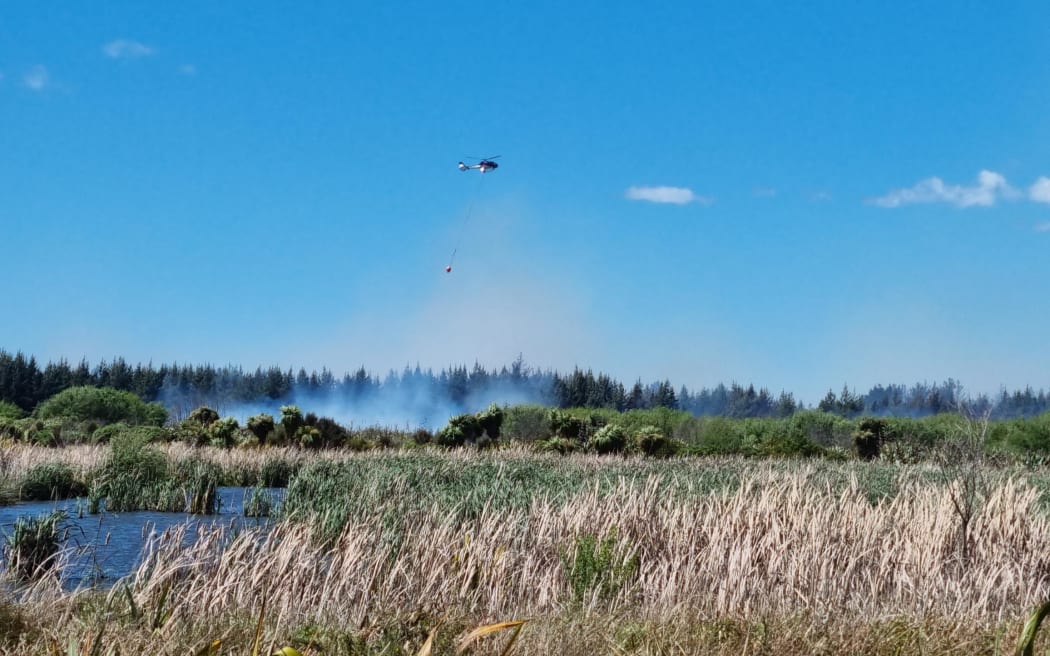 130 people evacuated as crews battle Canterbury scrub fire | RNZ News