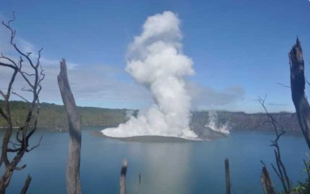 Ambae's volcano starts up again | RNZ