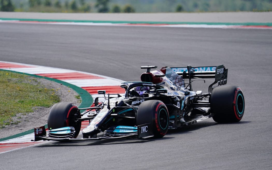 Hamilton takes top slot for F1 pole position sprint | RNZ News