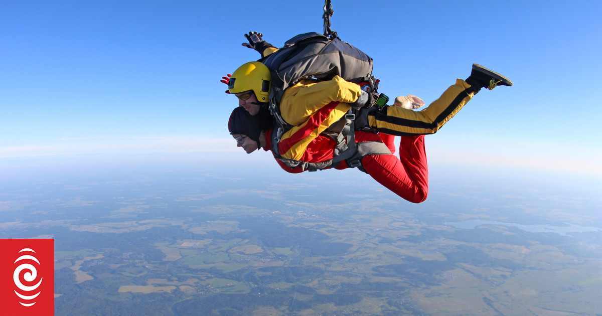 Tandem skydiving: Shoulder injuries up, total accidents down | RNZ News