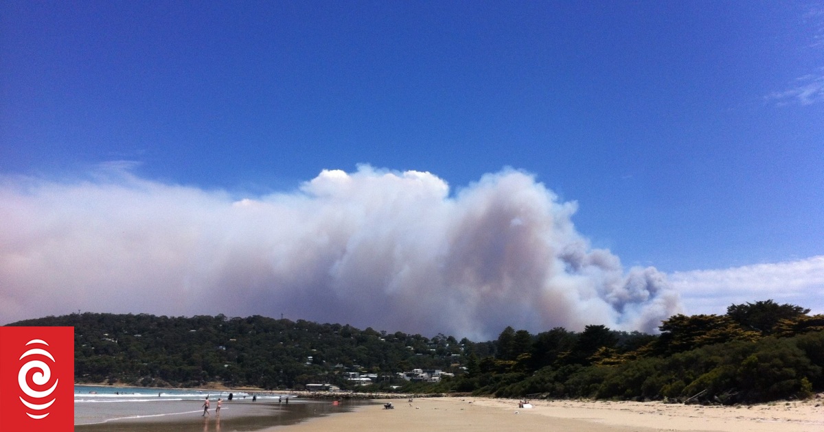 Huge fire on Australian coastline burns out of control | RNZ News