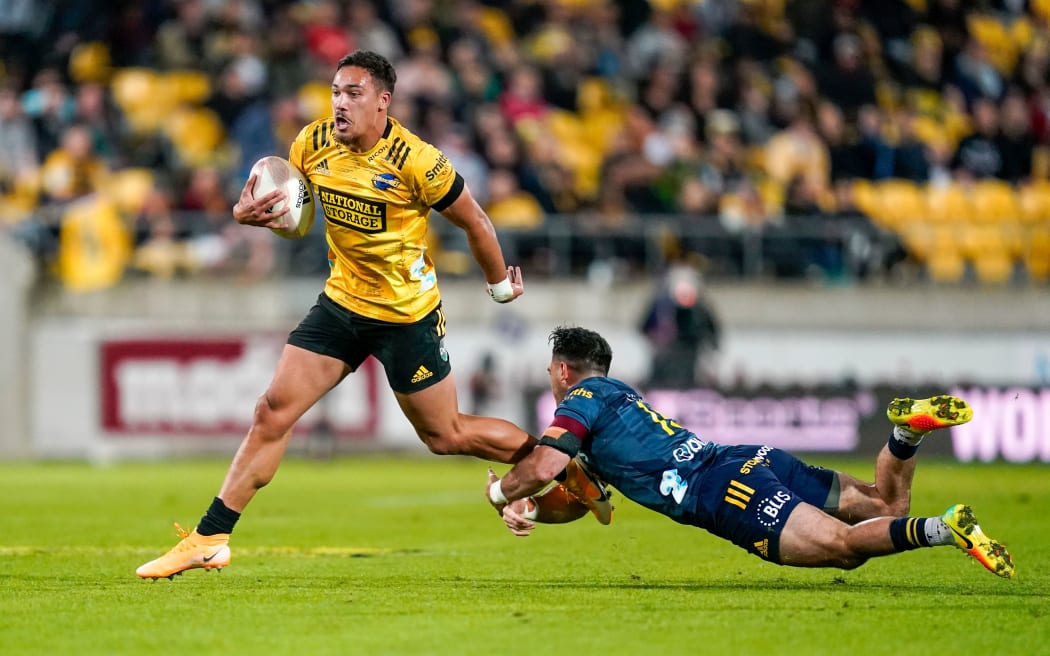 Hurricanes dominate Highlanders in Super Rugby Aotearoa | RNZ News