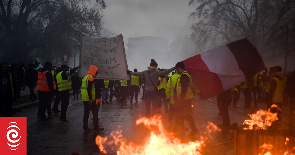 Riot police clash with fuel protesters in Paris | RNZ News