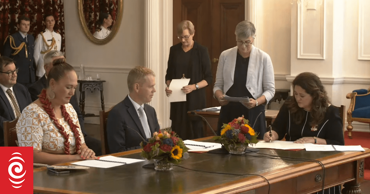 Chris Hipkins sworn in as prime minister | RNZ News