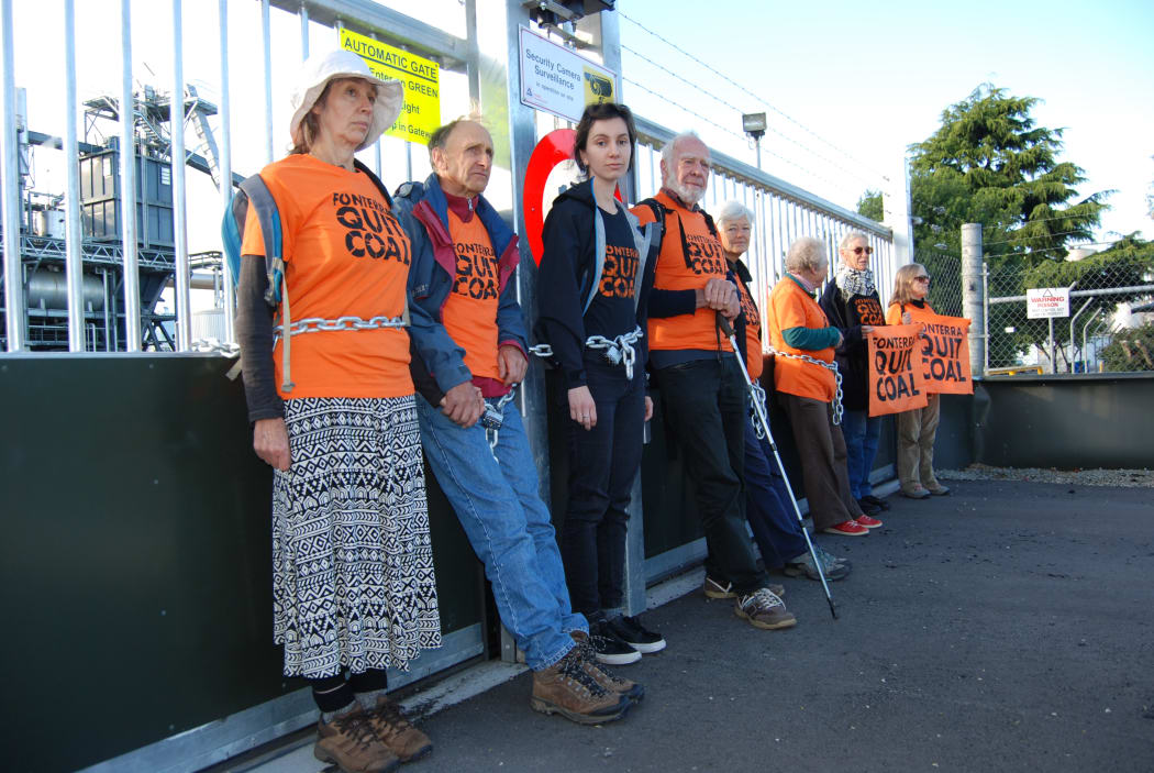 Protesters chain themselves to Fonterra factory gate | RNZ News
