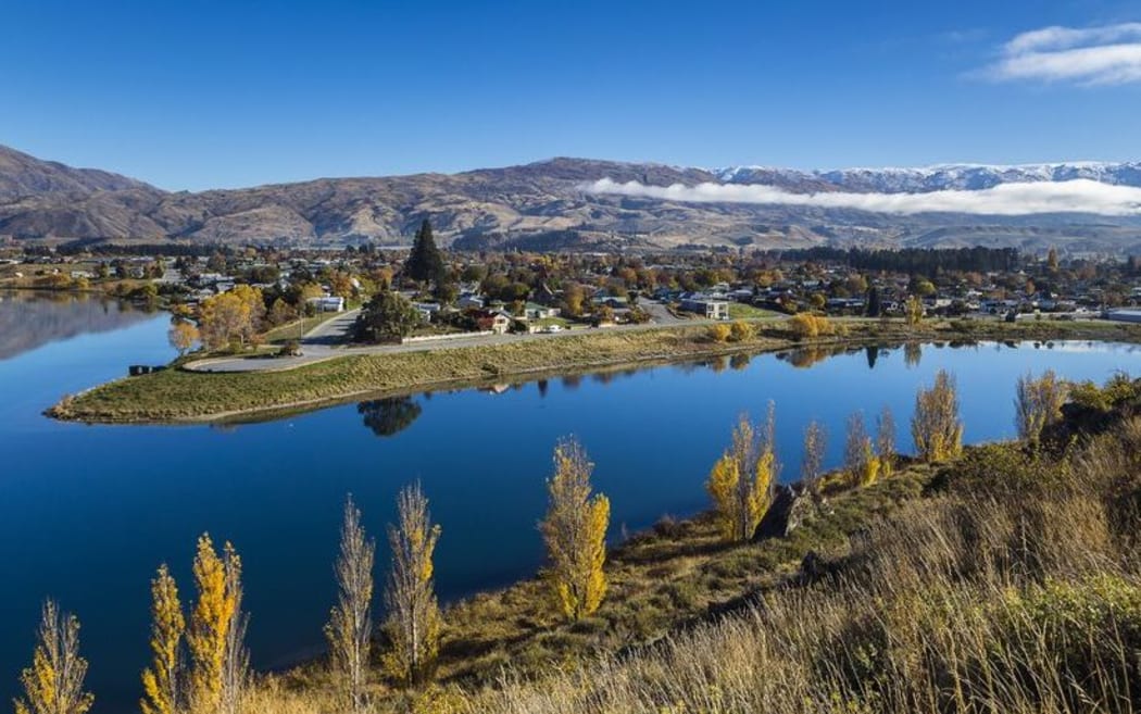 Lake Dunstan cycle trail opens in Central Otago | RNZ News