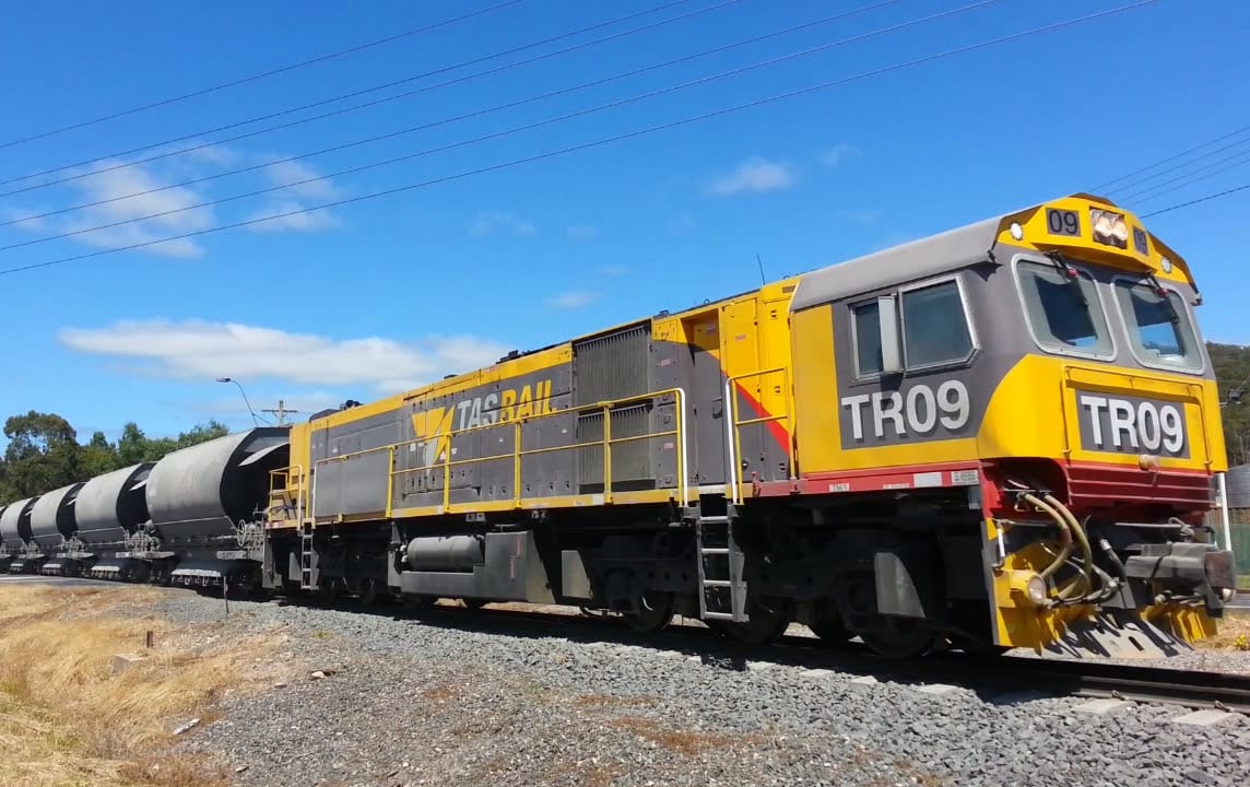 'Seriously stupid' bus driver narrowly misses train collision | RNZ News