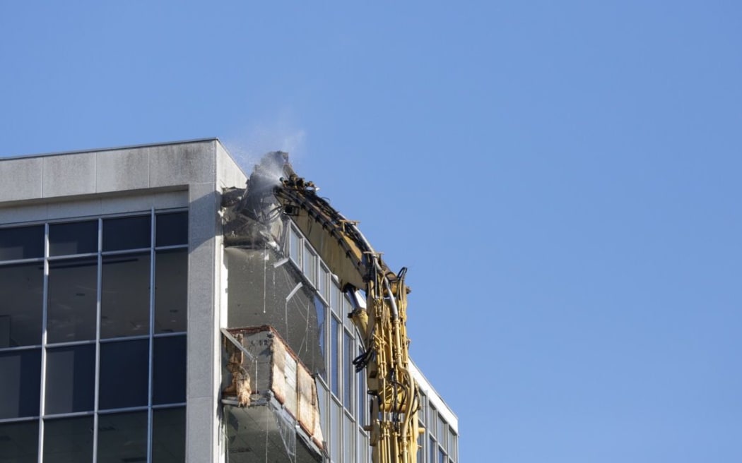 Demolition on quake-damaged building in Wellington underway | RNZ