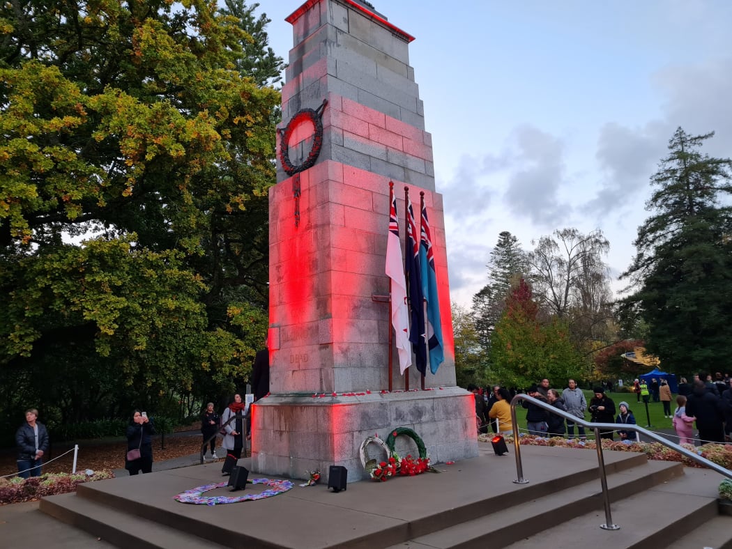 'I had tears in my eyes': Thousands attend Anzac Day services around ...