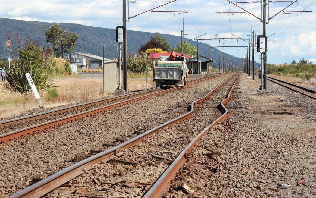 Tracks cleared after train derailment | RNZ News