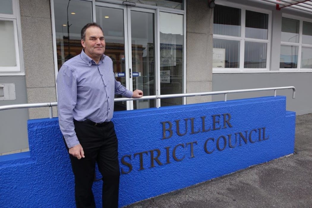 Buller feels strain of jobs drain | RNZ News