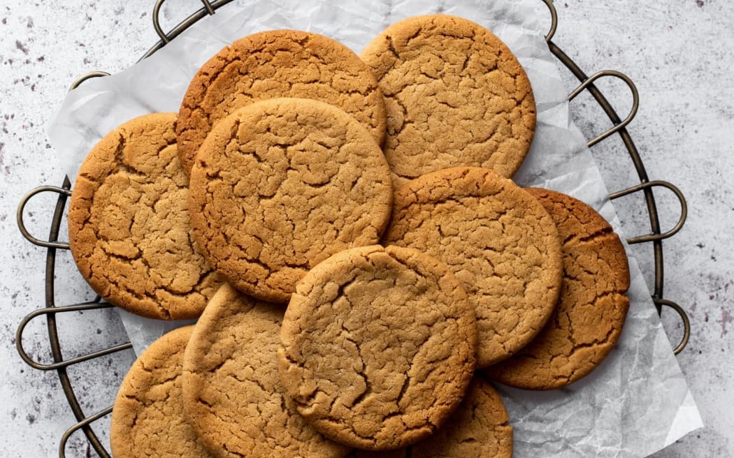 Gingernuts from century-old recipe sent to Ukraine | RNZ