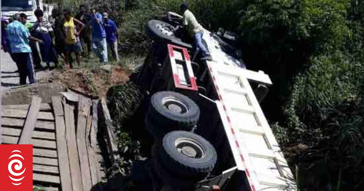 Fiji bridge collapse leaves thousands stranded | RNZ News