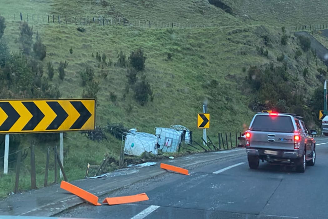 Kaimai Range road closed after containers toppled off truck | RNZ News
