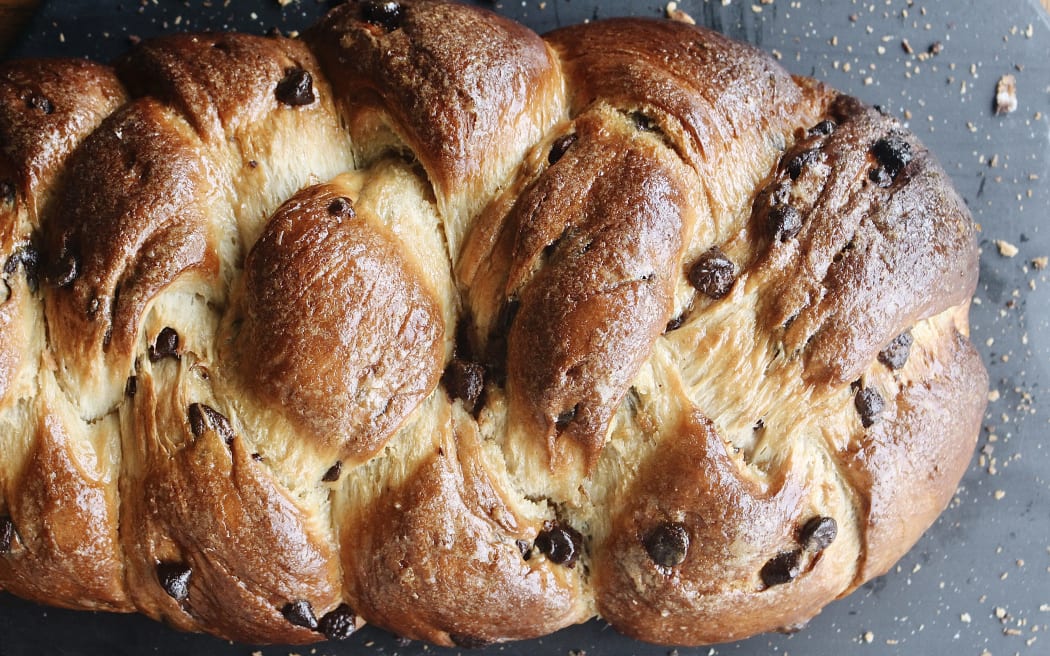 Recipe: Naomi Toilalo's chocolate-studded Easter bread | RNZ