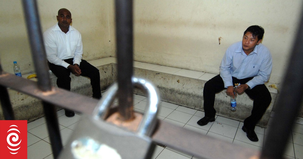 Families of death row pair mobbed | RNZ News